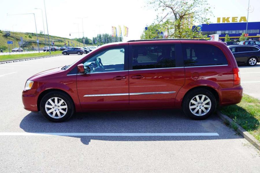 Sarkans Chrysler town-&-country 2015 Viļņa, ar dzinēja tilpumu 3.61 L un nobraukumu 195 tūkst. km par 9500 €, foto 15 vietnē AUTOMOTO.COM.LV