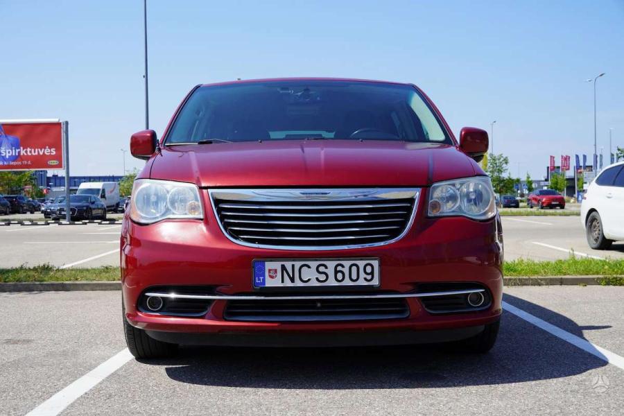 Sarkans Chrysler town-&-country 2015 Viļņa, ar dzinēja tilpumu 3.61 L un nobraukumu 195 tūkst. km par 9500 €, foto 18 vietnē AUTOMOTO.COM.LV