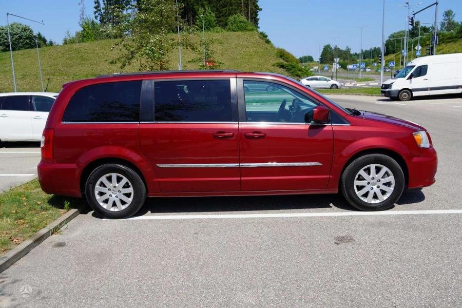 Sarkans Chrysler town-&-country 2015 Viļņa, ar dzinēja tilpumu 3.61 L un nobraukumu 195 tūkst. km par 9500 €, foto 22 vietnē AUTOMOTO.COM.LV