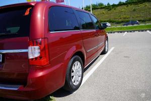 Sarkans Chrysler town-&-country 2015 Viļņa, ar dzinēja tilpumu 3.61 L un nobraukumu 195 tūkst. km par 9500 €, foto 23 vietnē AUTOMOTO.COM.LV