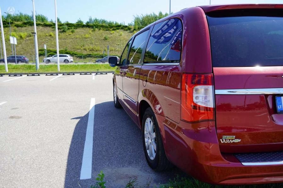 Sarkans Chrysler town-&-country 2015 Viļņa, ar dzinēja tilpumu 3.61 L un nobraukumu 195 tūkst. km par 9500 €, foto 24 vietnē AUTOMOTO.COM.LV