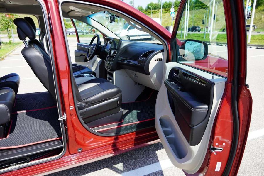 Sarkans Chrysler town-&-country 2015 Viļņa, ar dzinēja tilpumu 3.61 L un nobraukumu 195 tūkst. km par 9500 €, foto 26 vietnē AUTOMOTO.COM.LV