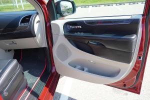 Sarkans Chrysler town-&-country 2015 Viļņa, ar dzinēja tilpumu 3.61 L un nobraukumu 195 tūkst. km par 9500 €, foto 30 vietnē AUTOMOTO.COM.LV