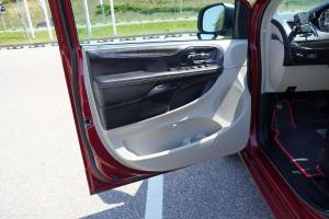 Sarkans Chrysler town-&-country 2015 Viļņa, ar dzinēja tilpumu 3.61 L un nobraukumu 195 tūkst. km par 9500 €, foto 34 vietnē AUTOMOTO.COM.LV