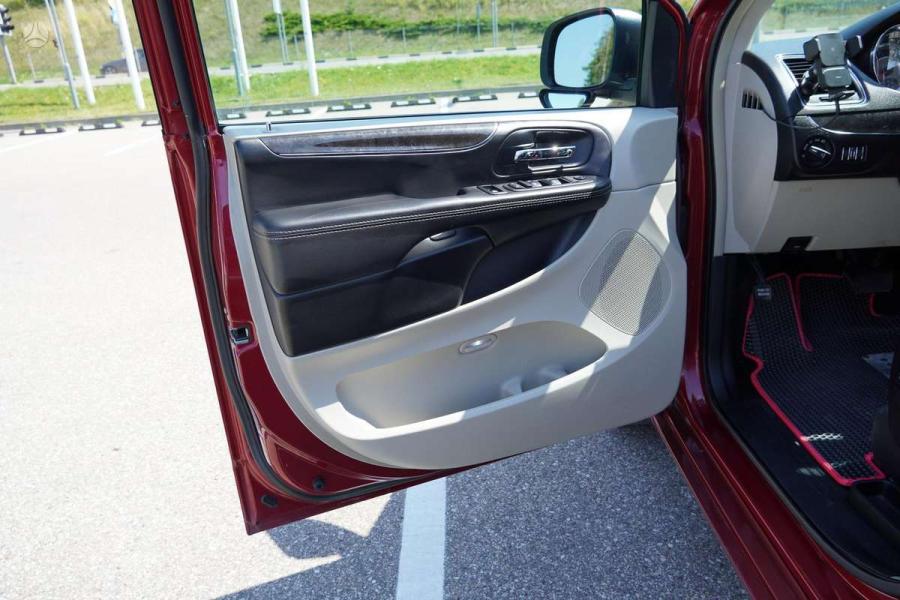 Sarkans Chrysler town-&-country 2015 Viļņa, ar dzinēja tilpumu 3.61 L un nobraukumu 195 tūkst. km par 9500 €, foto 34 vietnē AUTOMOTO.COM.LV