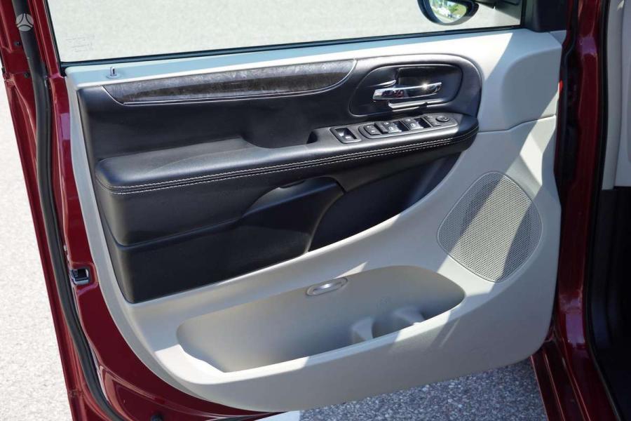 Sarkans Chrysler town-&-country 2015 Viļņa, ar dzinēja tilpumu 3.61 L un nobraukumu 195 tūkst. km par 9500 €, foto 37 vietnē AUTOMOTO.COM.LV