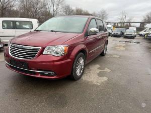 Red Chrysler town-&-country 2016 in Klaipeda, with an engine capacity of 3.60 L and mileage of 180 thousand km for 9450 €, photo 2 on AUTOMOTO.COM.LV