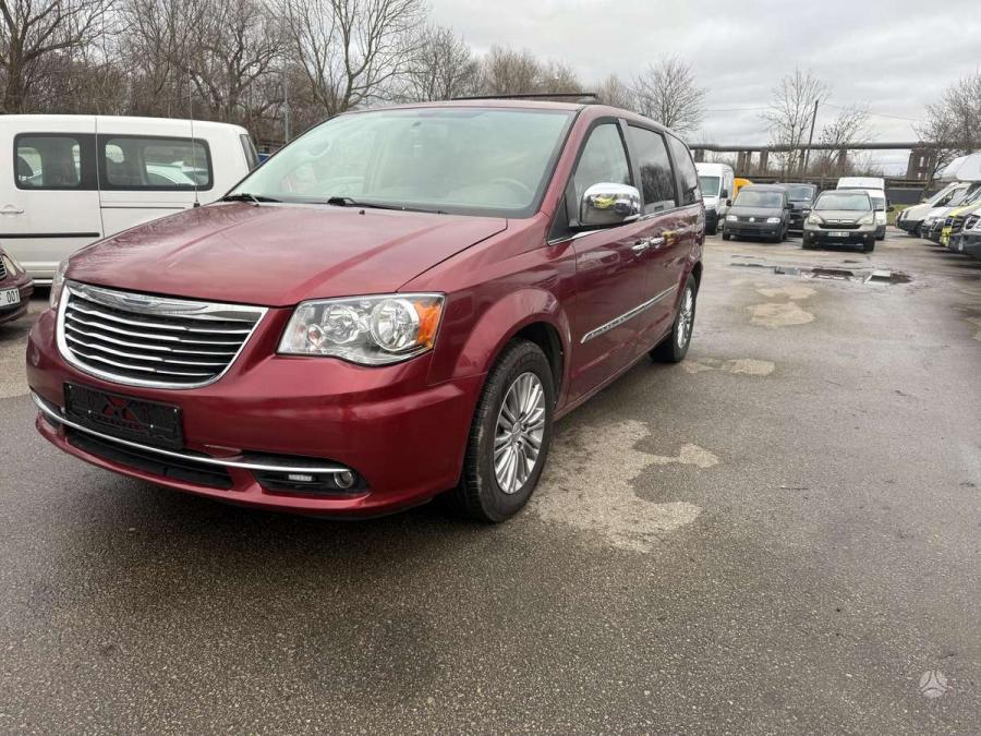 Red Chrysler town-&-country 2016 in Klaipeda, with an engine capacity of 3.60 L and mileage of 180 thousand km for 9450 €, photo 2 on AUTOMOTO.COM.LV