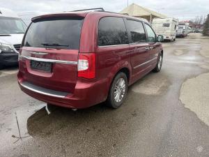Red Chrysler town-&-country 2016 in Klaipeda, with an engine capacity of 3.60 L and mileage of 180 thousand km for 9450 €, photo 3 on AUTOMOTO.COM.LV