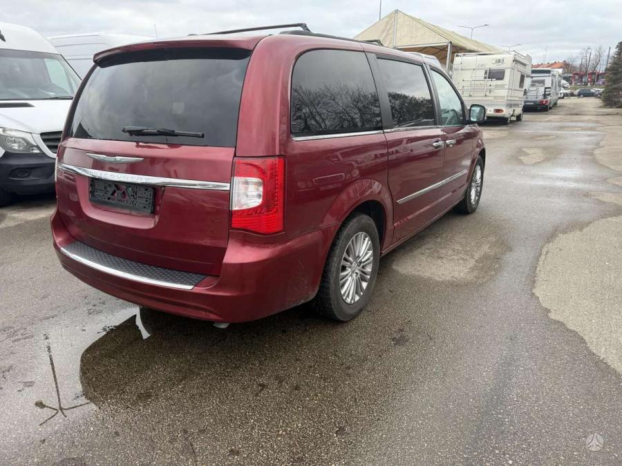 Red Chrysler town-&-country 2016 in Klaipeda, with an engine capacity of 3.60 L and mileage of 180 thousand km for 9450 €, photo 3 on AUTOMOTO.COM.LV