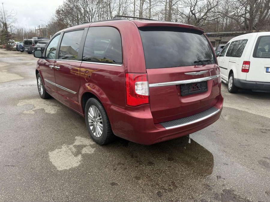 Red Chrysler town-&-country 2016 in Klaipeda, with an engine capacity of 3.60 L and mileage of 180 thousand km for 9450 €, photo 4 on AUTOMOTO.COM.LV