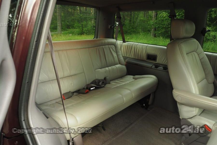 Sarkans Chrysler town-&-country 1995 Tallina, ar dzinēja tilpumu 3.80 L un nobraukumu 270 tūkst. km par 4400 €, foto 12 vietnē AUTOMOTO.COM.LV