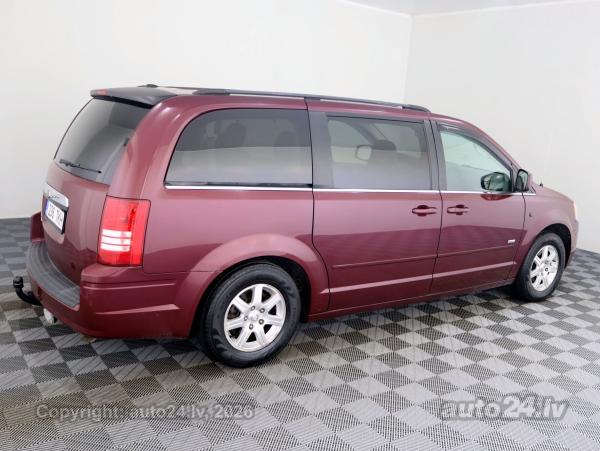 Sarkans Chrysler town-&-country 2008 Tallina, ar dzinēja tilpumu 3.80 L un nobraukumu 234 tūkst. km par 2999 €, foto 3 vietnē AUTOMOTO.COM.LV