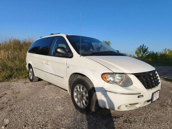 White Chrysler town-&-country 2004 in Klaipeda, with an engine capacity of 3.78 L and mileage of 293 thousand km for 950 €, photo 1 on AUTOMOTO.COM.LV