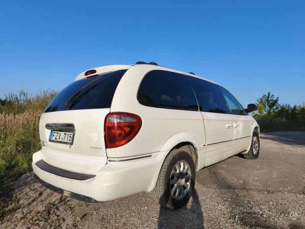 White Chrysler town-&-country 2004 in Klaipeda, with an engine capacity of 3.78 L and mileage of 293 thousand km for 950 €, photo 4 on AUTOMOTO.COM.LV