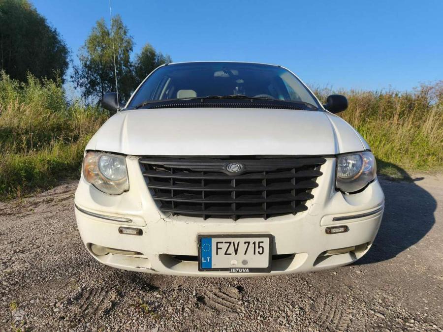 White Chrysler town-&-country 2004 in Klaipeda, with an engine capacity of 3.78 L and mileage of 293 thousand km for 950 €, photo 6 on AUTOMOTO.COM.LV