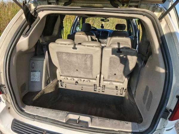 White Chrysler town-&-country 2004 in Klaipeda, with an engine capacity of 3.78 L and mileage of 293 thousand km for 950 €, photo 8 on AUTOMOTO.COM.LV