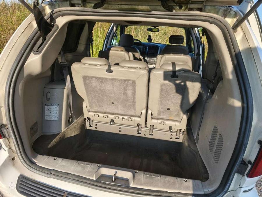 White Chrysler town-&-country 2004 in Klaipeda, with an engine capacity of 3.78 L and mileage of 293 thousand km for 950 €, photo 8 on AUTOMOTO.COM.LV