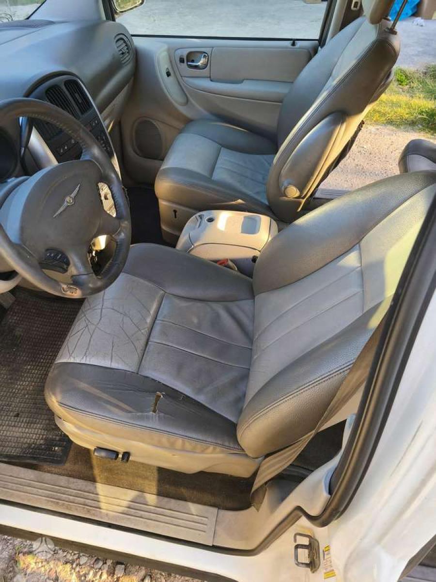 White Chrysler town-&-country 2004 in Klaipeda, with an engine capacity of 3.78 L and mileage of 293 thousand km for 950 €, photo 9 on AUTOMOTO.COM.LV