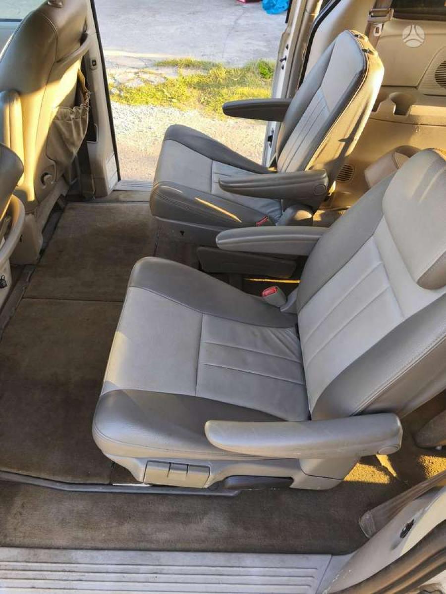 White Chrysler town-&-country 2004 in Klaipeda, with an engine capacity of 3.78 L and mileage of 293 thousand km for 950 €, photo 10 on AUTOMOTO.COM.LV