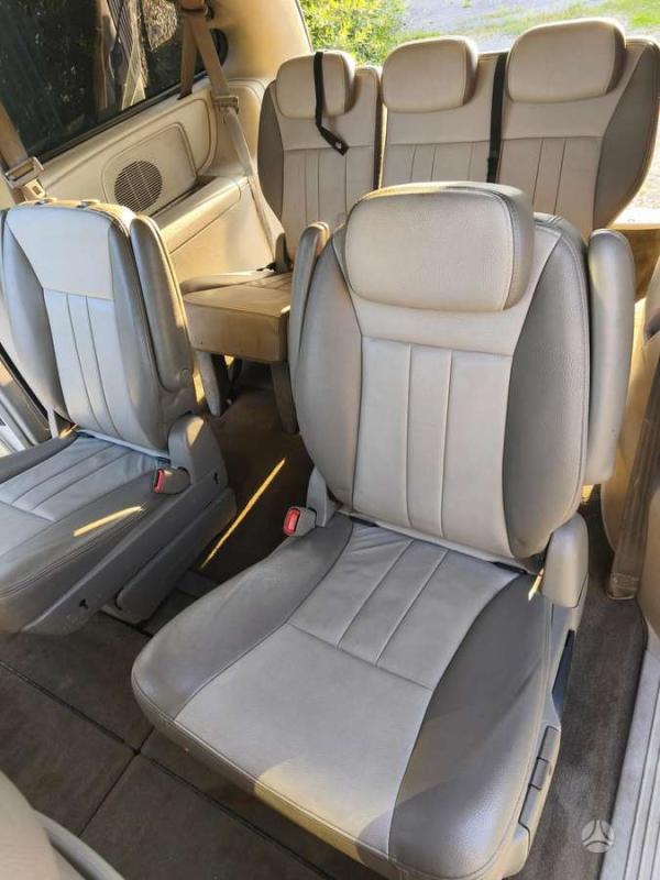 White Chrysler town-&-country 2004 in Klaipeda, with an engine capacity of 3.78 L and mileage of 293 thousand km for 950 €, photo 11 on AUTOMOTO.COM.LV