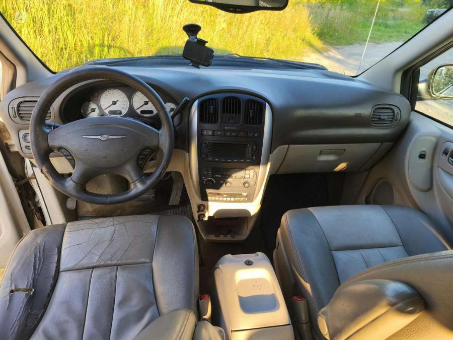 White Chrysler town-&-country 2004 in Klaipeda, with an engine capacity of 3.78 L and mileage of 293 thousand km for 950 €, photo 12 on AUTOMOTO.COM.LV