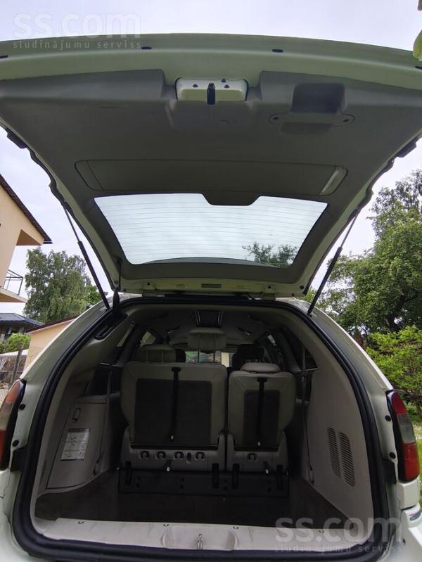 White Chrysler town-&-country 2005 in Riga, with an engine capacity of 3.80 L and mileage of 201 thousand km for 3450 €, photo 3 on AUTOMOTO.COM.LV