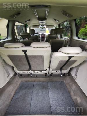 White Chrysler town-&-country 2005 in Riga, with an engine capacity of 3.80 L and mileage of 201 thousand km for 3450 €, photo 5 on AUTOMOTO.COM.LV