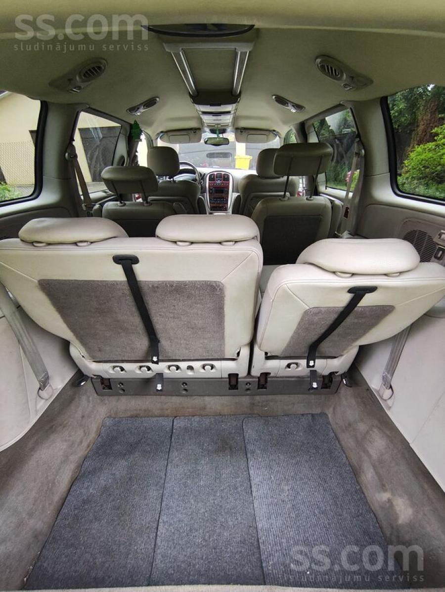 White Chrysler town-&-country 2005 in Riga, with an engine capacity of 3.80 L and mileage of 201 thousand km for 3450 €, photo 5 on AUTOMOTO.COM.LV