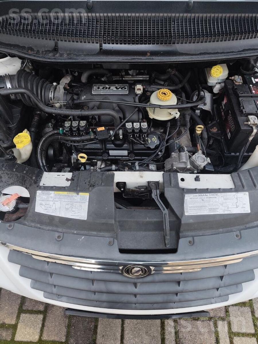 White Chrysler town-&-country 2005 in Riga, with an engine capacity of 3.80 L and mileage of 201 thousand km for 3450 €, photo 9 on AUTOMOTO.COM.LV