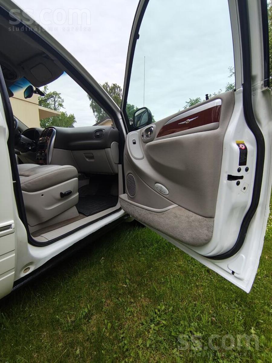 White Chrysler town-&-country 2005 in Riga, with an engine capacity of 3.80 L and mileage of 201 thousand km for 3450 €, photo 10 on AUTOMOTO.COM.LV