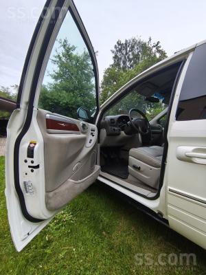 White Chrysler town-&-country 2005 in Riga, with an engine capacity of 3.80 L and mileage of 201 thousand km for 3450 €, photo 11 on AUTOMOTO.COM.LV