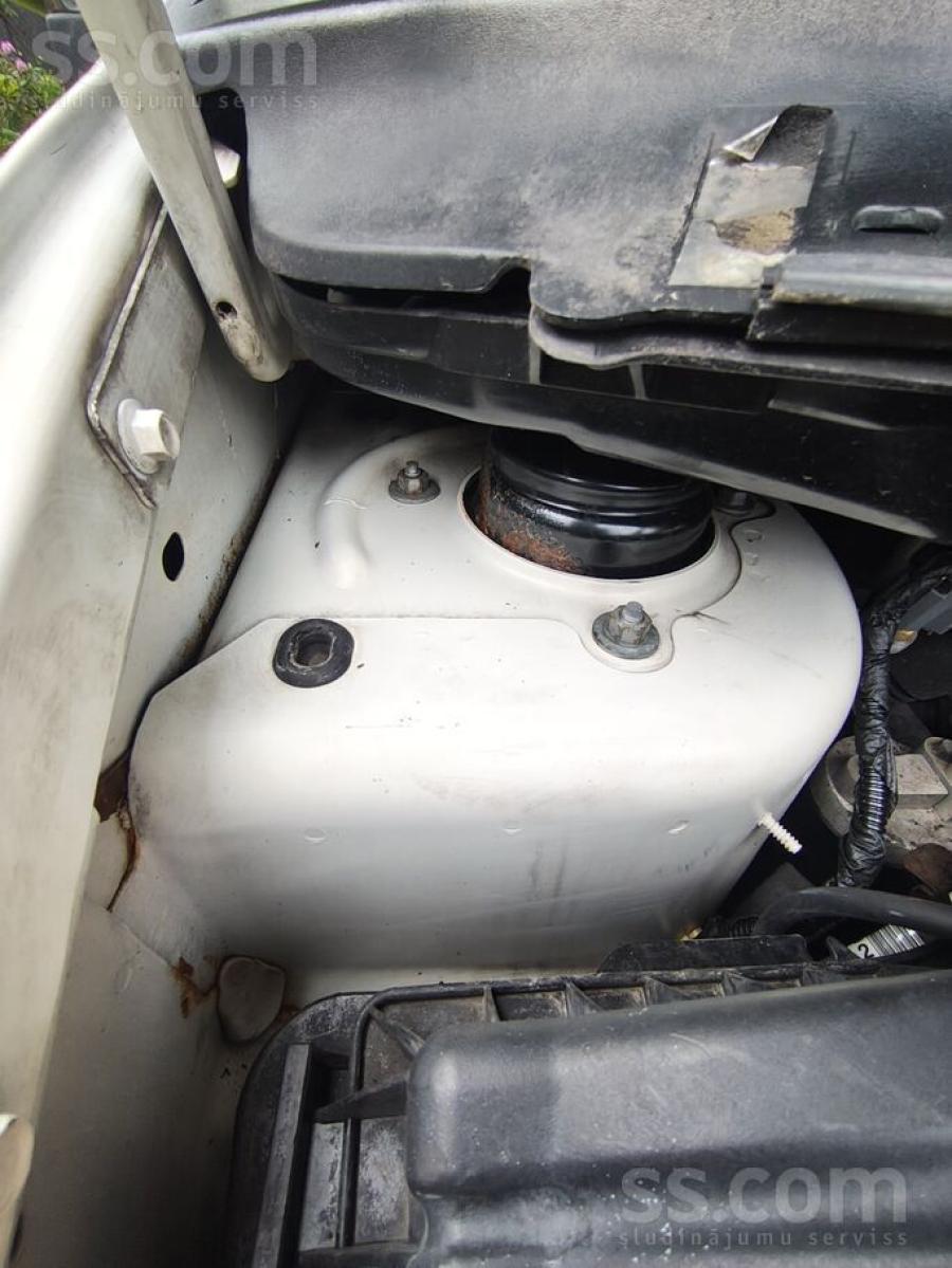 White Chrysler town-&-country 2005 in Riga, with an engine capacity of 3.80 L and mileage of 201 thousand km for 3450 €, photo 12 on AUTOMOTO.COM.LV