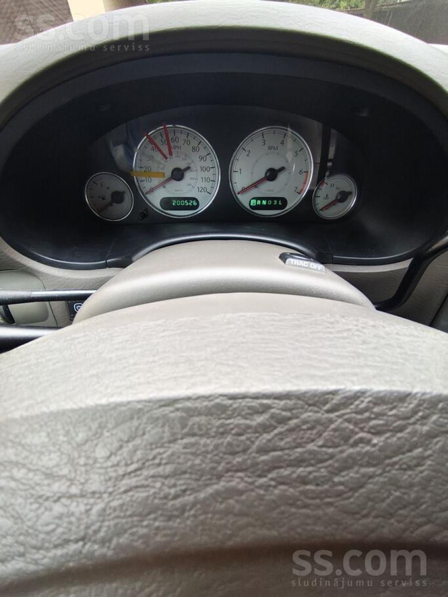 White Chrysler town-&-country 2005 in Riga, with an engine capacity of 3.80 L and mileage of 201 thousand km for 3450 €, photo 14 on AUTOMOTO.COM.LV