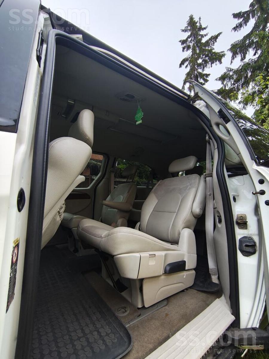White Chrysler town-&-country 2005 in Riga, with an engine capacity of 3.80 L and mileage of 201 thousand km for 3450 €, photo 15 on AUTOMOTO.COM.LV