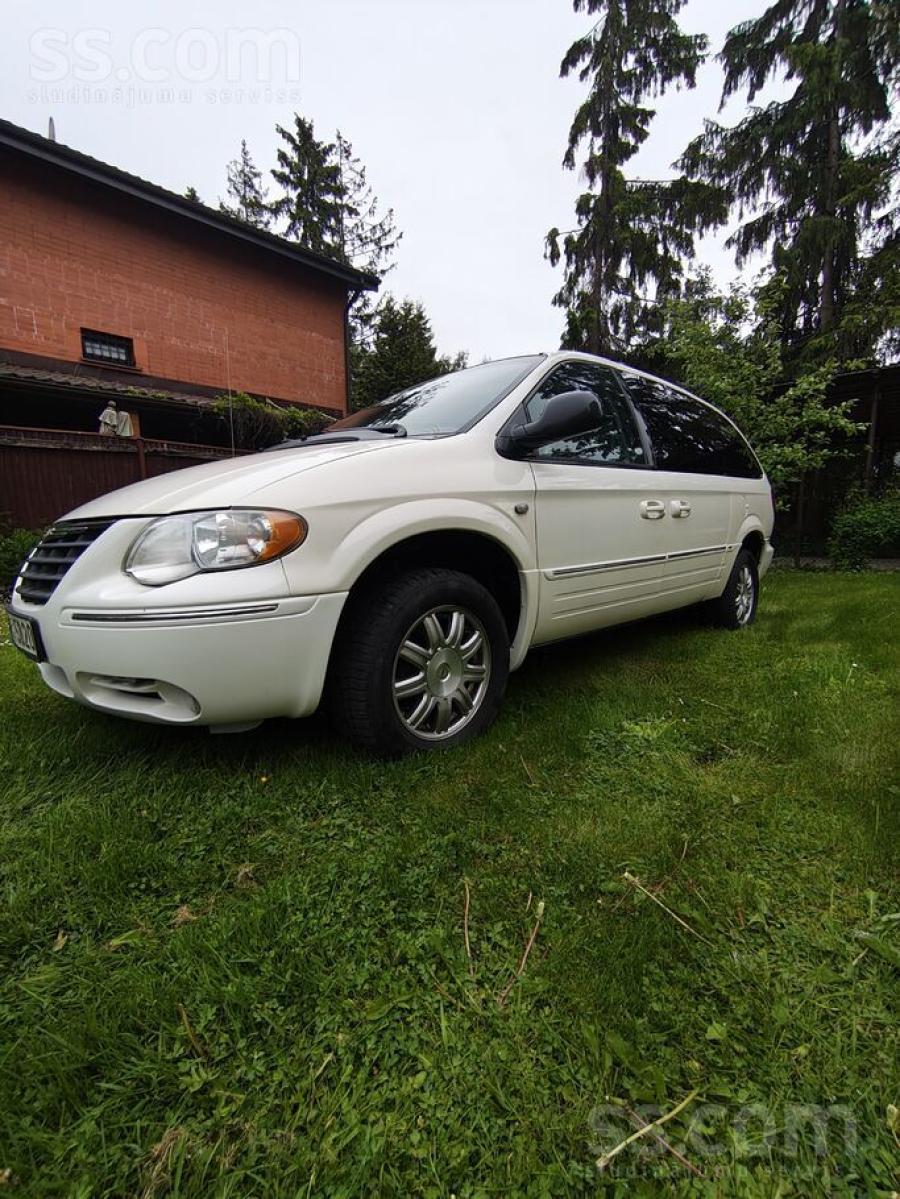 White Chrysler town-&-country 2005 in Riga, with an engine capacity of 3.80 L and mileage of 201 thousand km for 3450 €, photo 17 on AUTOMOTO.COM.LV