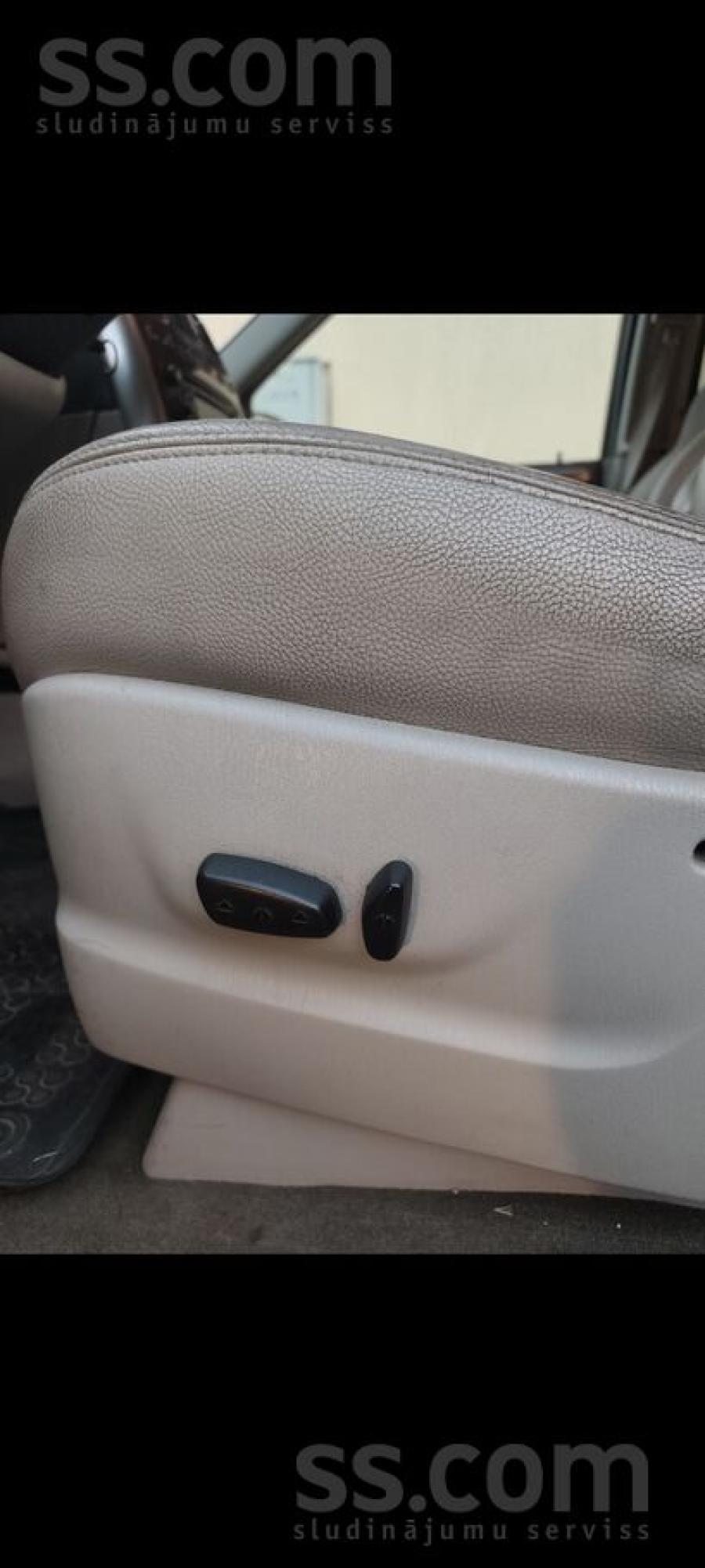 Balts Chrysler town-&-country 2005 Rīga, ar dzinēja tilpumu 3.80 L un nobraukumu 201 tūkst. km par 3250 €, foto 17 vietnē AUTOMOTO.COM.LV