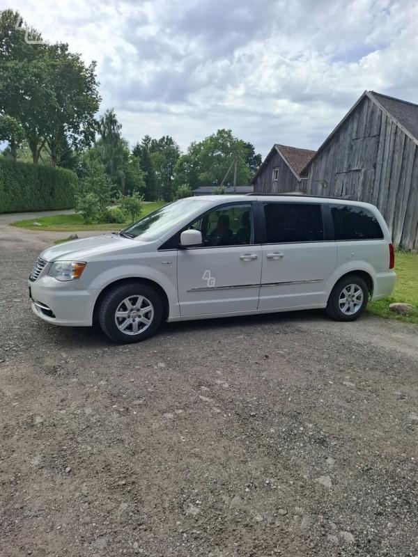 White Chrysler town-&-country 2011 in Klaipeda, with an engine capacity of 3.60 L and mileage of 275 thousand km for 5300 €, photo 2 on AUTOMOTO.COM.LV