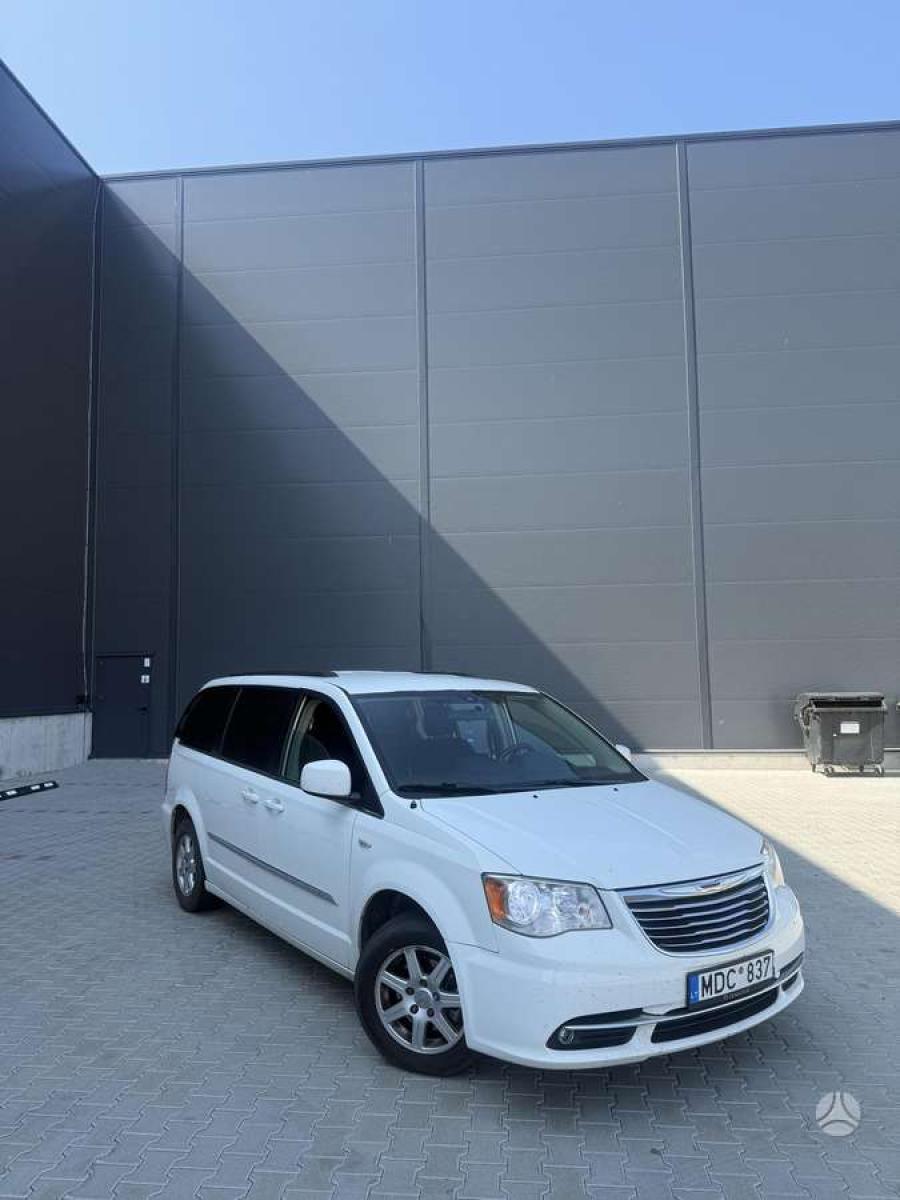 White Chrysler town-&-country 2011 in Siauliai, with an engine capacity of 3.60 L and mileage of 270 thousand km for 6550 €, photo 1 on AUTOMOTO.COM.LV