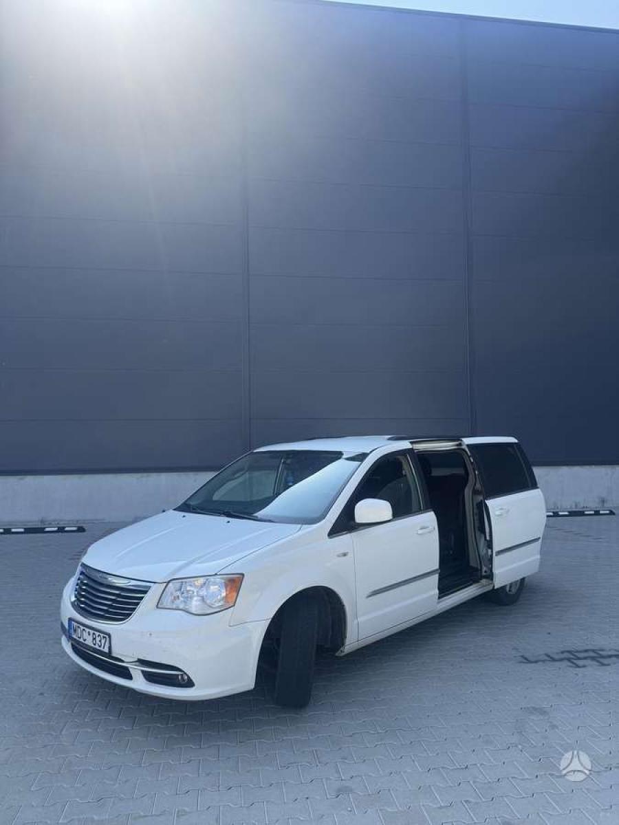 White Chrysler town-&-country 2011 in Siauliai, with an engine capacity of 3.60 L and mileage of 270 thousand km for 6550 €, photo 3 on AUTOMOTO.COM.LV