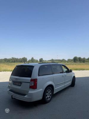 White Chrysler town-&-country 2011 in Siauliai, with an engine capacity of 3.60 L and mileage of 270 thousand km for 6550 €, photo 4 on AUTOMOTO.COM.LV