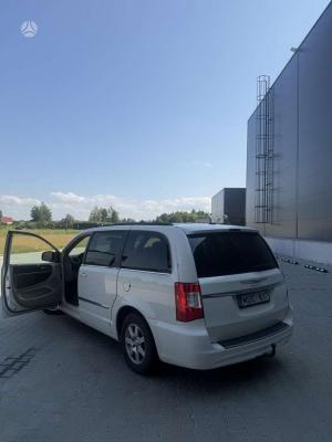 White Chrysler town-&-country 2011 in Siauliai, with an engine capacity of 3.60 L and mileage of 270 thousand km for 6550 €, photo 5 on AUTOMOTO.COM.LV