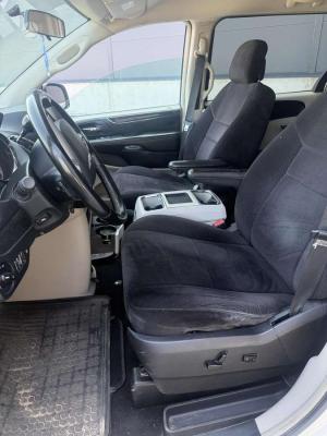 White Chrysler town-&-country 2011 in Siauliai, with an engine capacity of 3.60 L and mileage of 270 thousand km for 6550 €, photo 6 on AUTOMOTO.COM.LV