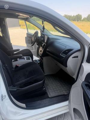 White Chrysler town-&-country 2011 in Siauliai, with an engine capacity of 3.60 L and mileage of 270 thousand km for 6550 €, photo 7 on AUTOMOTO.COM.LV
