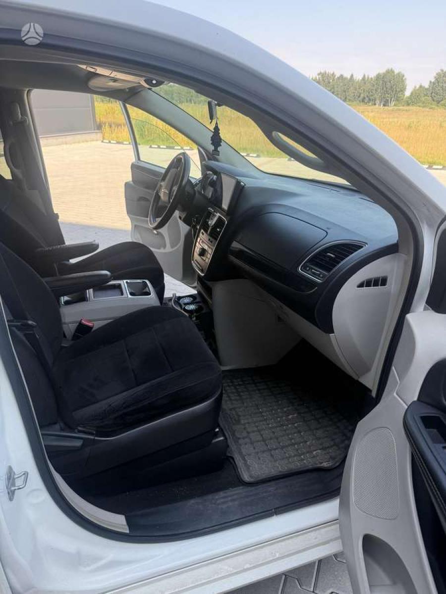 White Chrysler town-&-country 2011 in Siauliai, with an engine capacity of 3.60 L and mileage of 270 thousand km for 6550 €, photo 7 on AUTOMOTO.COM.LV