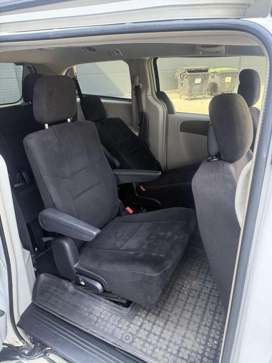 White Chrysler town-&-country 2011 in Siauliai, with an engine capacity of 3.60 L and mileage of 270 thousand km for 6550 €, photo 8 on AUTOMOTO.COM.LV