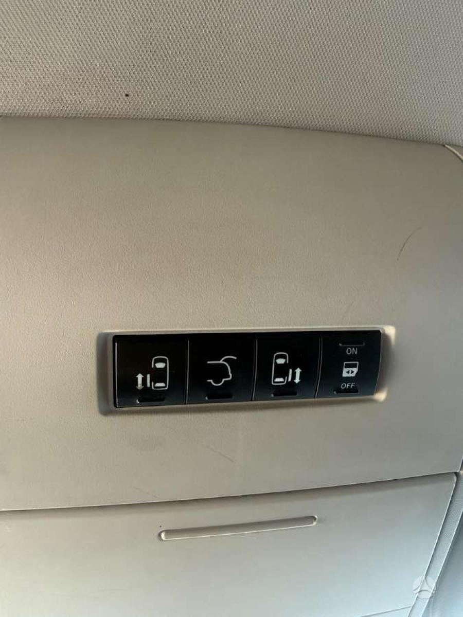 White Chrysler town-&-country 2011 in Siauliai, with an engine capacity of 3.60 L and mileage of 270 thousand km for 6550 €, photo 16 on AUTOMOTO.COM.LV