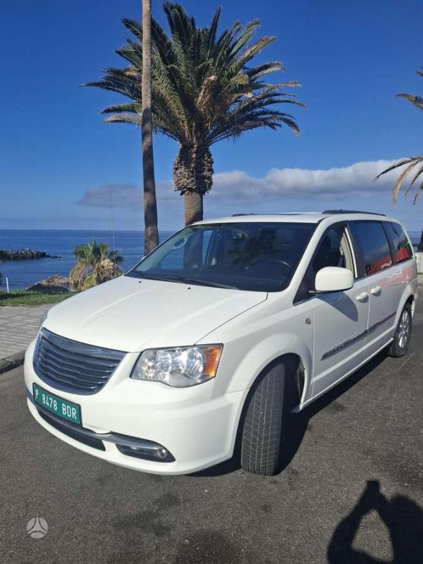 Balts Chrysler town-&-country 2013 Kauņa, ar dzinēja tilpumu 3.60 L un nobraukumu 188 tūkst. km par 6300 €, foto 2 vietnē AUTOMOTO.COM.LV
