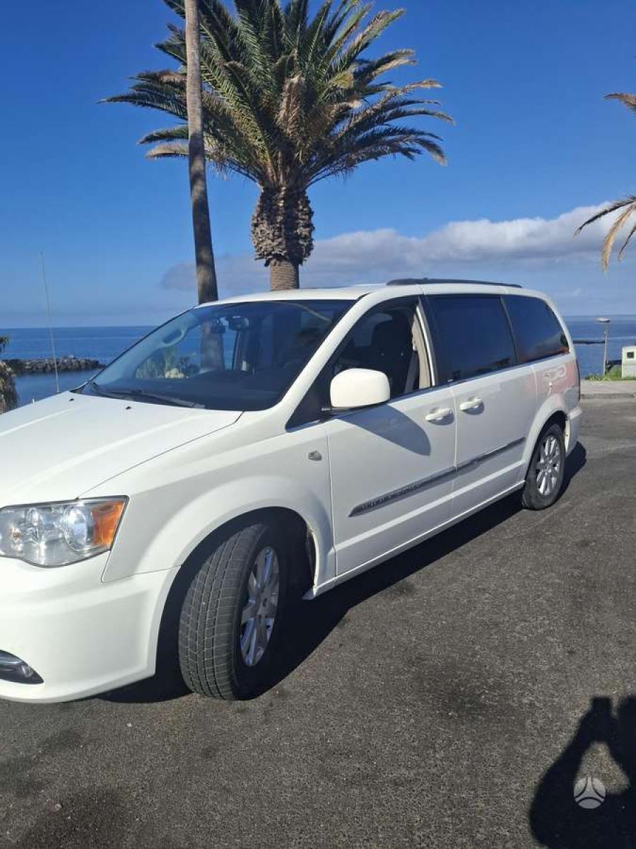 Balts Chrysler town-&-country 2013 Kauņa, ar dzinēja tilpumu 3.60 L un nobraukumu 188 tūkst. km par 6300 €, foto 4 vietnē AUTOMOTO.COM.LV
