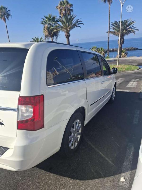 Balts Chrysler town-&-country 2013 Kauņa, ar dzinēja tilpumu 3.60 L un nobraukumu 188 tūkst. km par 6300 €, foto 5 vietnē AUTOMOTO.COM.LV